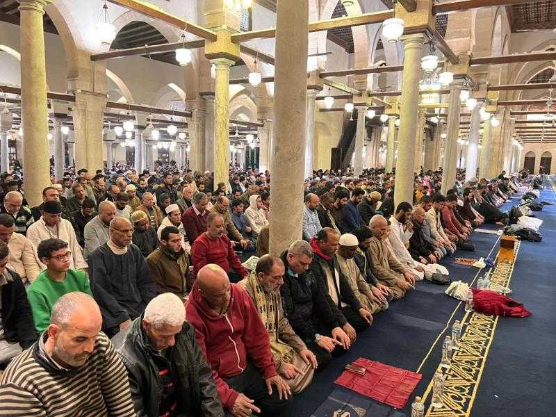 جريدة الطريق تاسع ليالي رمضان آلاف المصلين يؤدون العشاء والتراويح