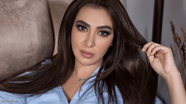 إطلالة مثيرة لـ ميرهان حسين بـ”البكيني” في حمام السباحة صور فن
