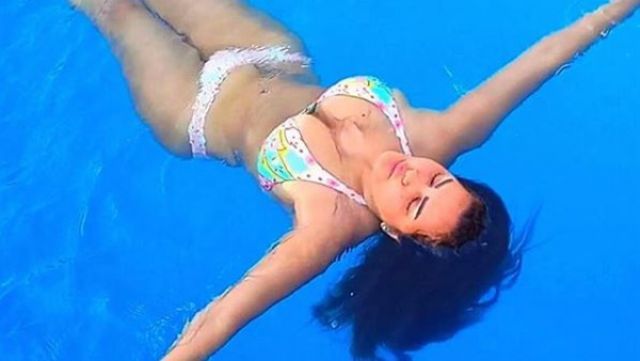 سما المصري تثير جمهورها في حمام سباحة عبر انستجرام فيديو الفن الطريق